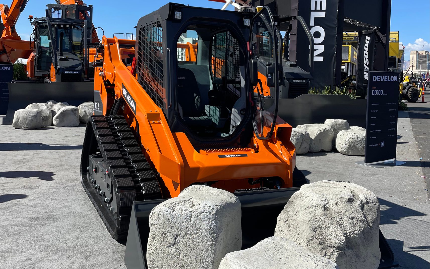 Preview the New DEVELON Compact Track Loader | DEVELON (Doosan)